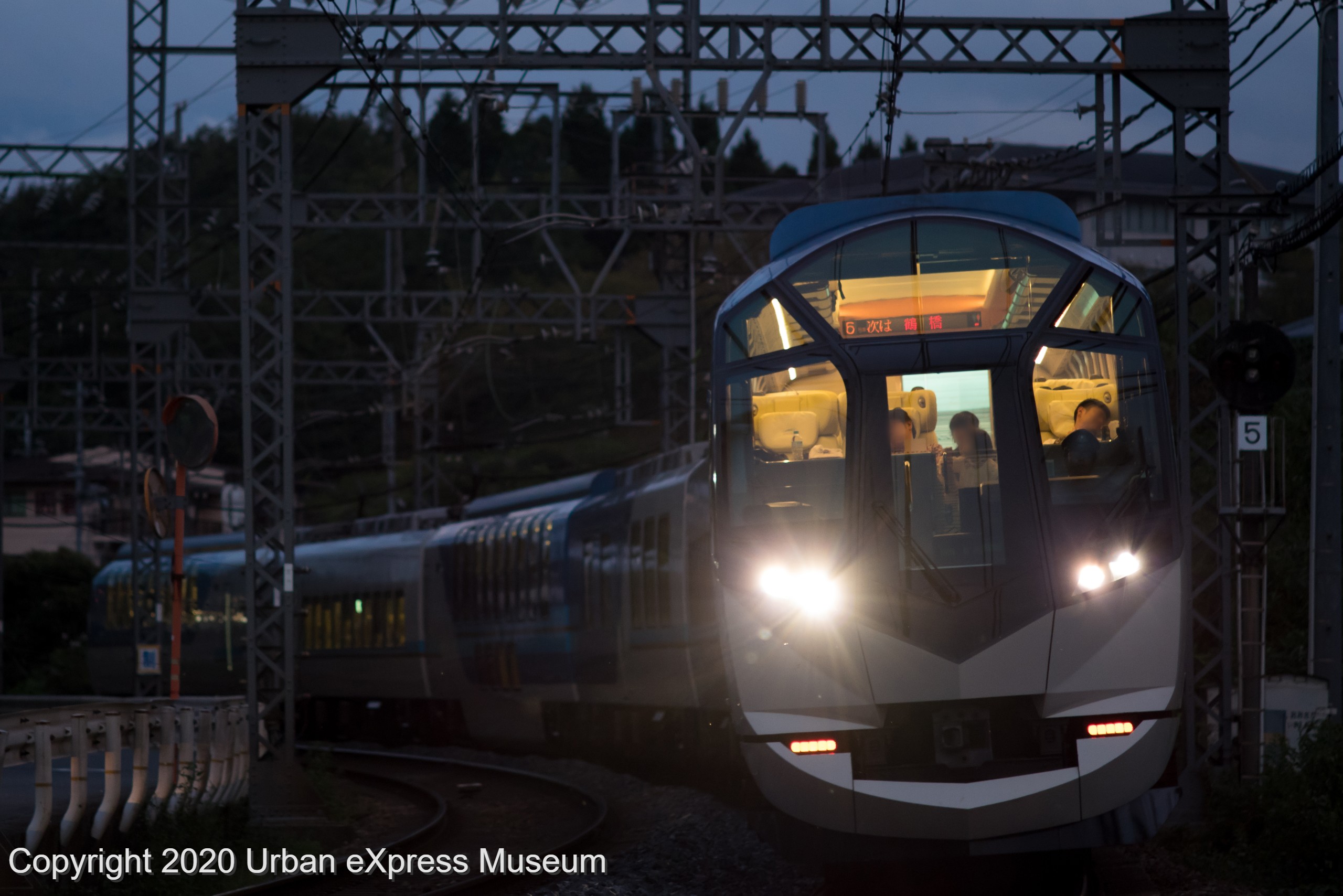 ヘッドライトを輝かせて - Urban eXpress Museum