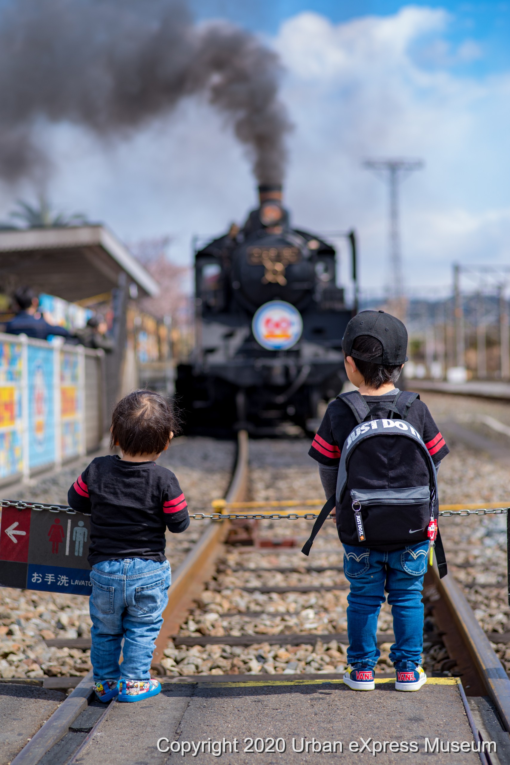 SLを見つめる兄弟 - Urban eXpress Museum